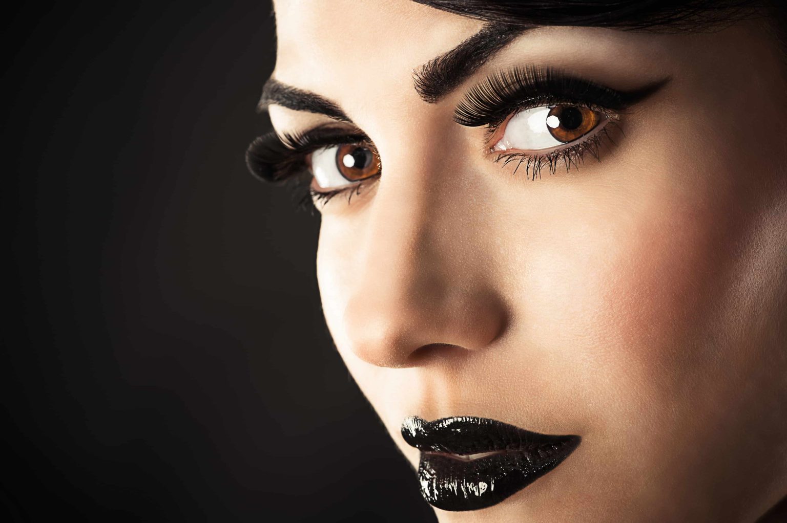 Maquillage Gothique : Réveillez Votre Côté Sombre - CFA Espace Concours